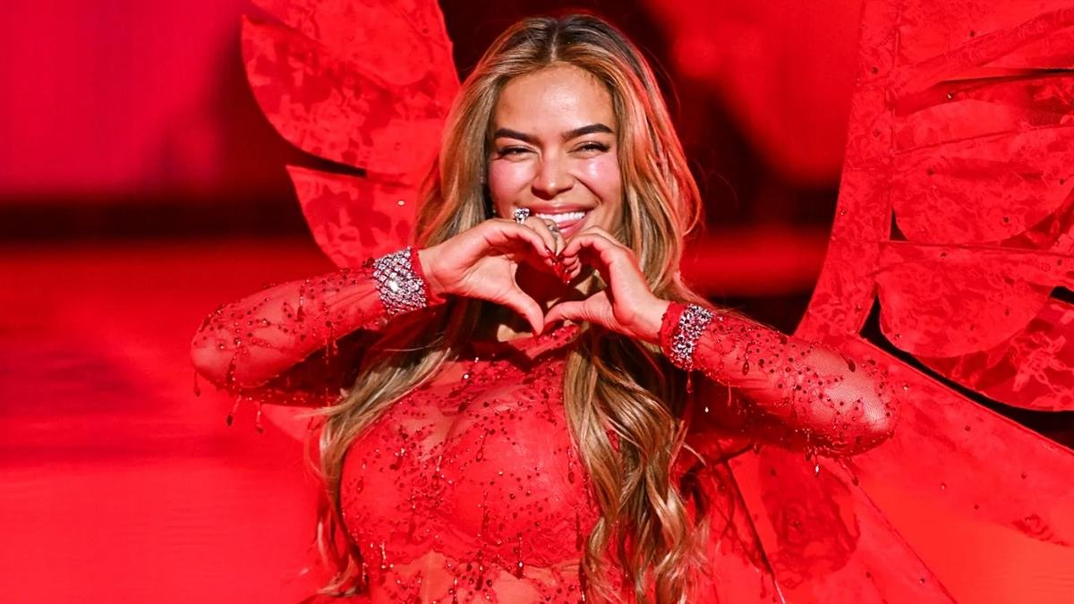 Karol G hace historia en el Victoria’s Secret Fashion Show 2025 con una ...